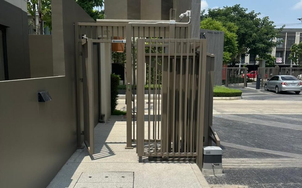 ประตู Man Gate หน้าโครงการเฌอคูณ อ่อนนุช | บริษัท ไทยโปรเฮ้าส์ จำกัด