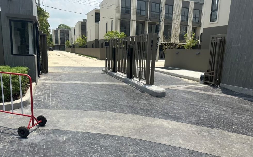 ประตู Man Gate หน้าโครงการเฌอคูณ อ่อนนุช | บริษัท ไทยโปรเฮ้าส์ จำกัด